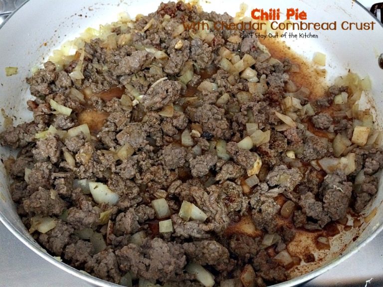 Chili Pie with Cheddar Cornbread Crust – Can't Stay Out of the Kitchen